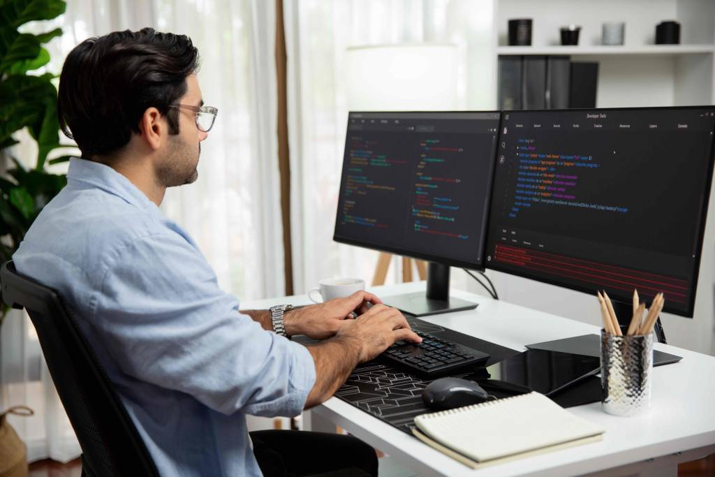 Software Developer Adalah: Definisi & Peran di Dunia Teknologi